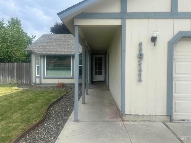 1911 W Tracy Ct