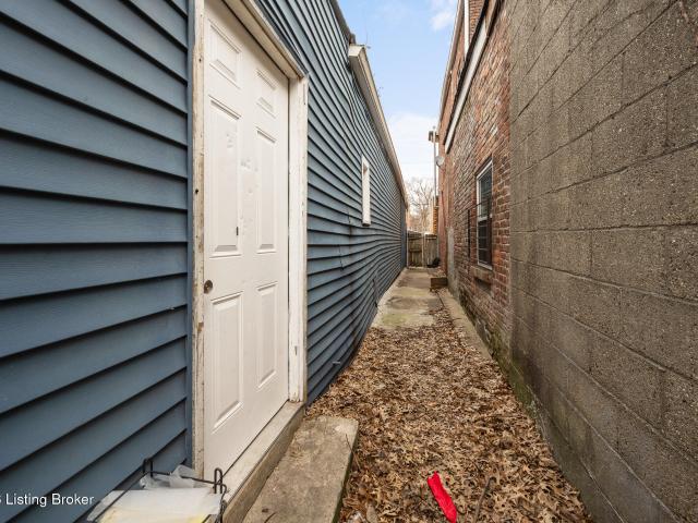 1912 W Market St