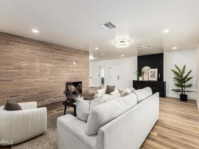 1913 N 22ND Place