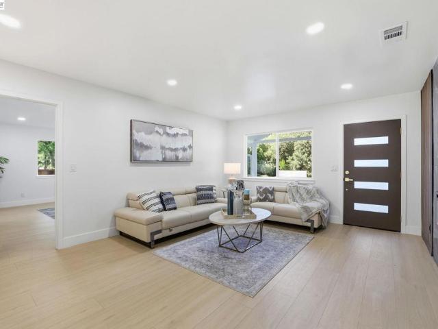 1913 W Middlefield Rd