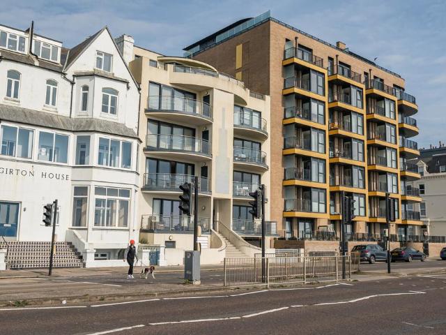 191 Kingsway, Hove, BN3 2 bed flat to rent £2,500 pcm £577 pw