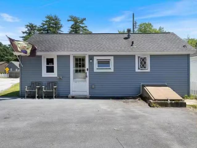 191 W SHORE AVE, MANCHESTER, NH 03109 Single Family Residence.