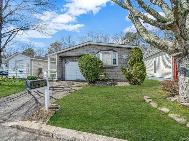 191 Village Cir W, Manorville, NY 11949