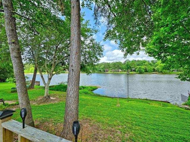 1925 E Lake Dr, Huntsville, TX 77340