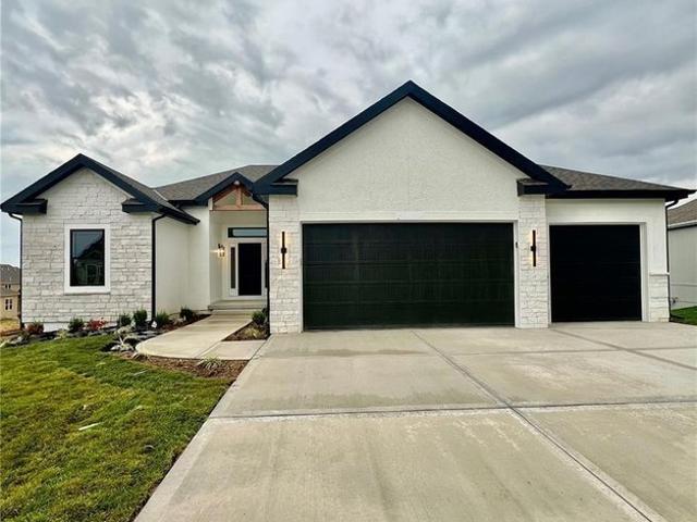 1925 Longview Dr, Liberty, MO 64068