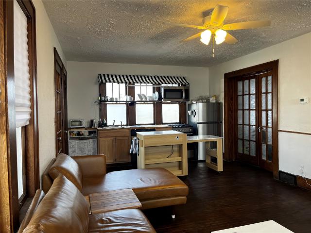 1925 W 8TH Street