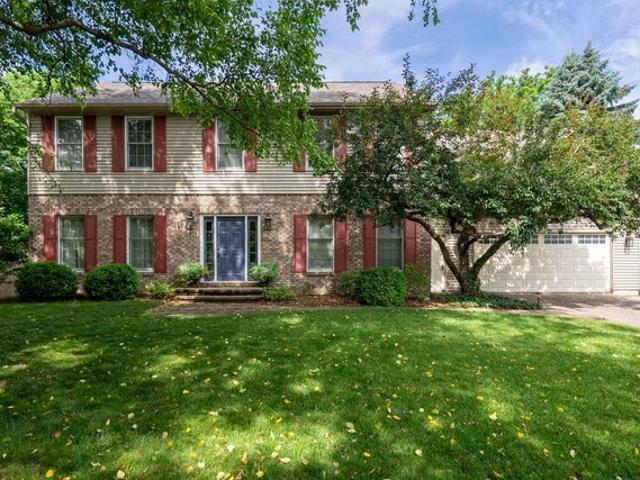 1926 Ashford Rd, Bettendorf, IA 52722