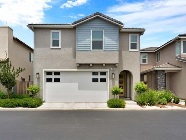 1927 Kelly Ln, Clovis, CA 93611