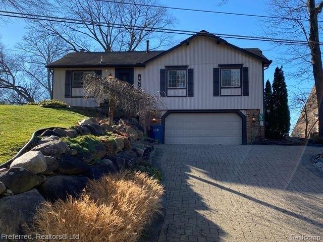 1929 Ridge Rd, White Lake, MI 48383