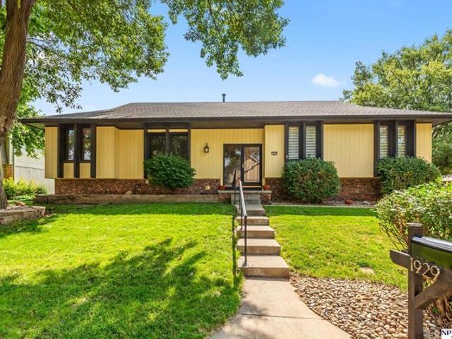 1929 S 167th Avenue Cir, Omaha, NE 68130