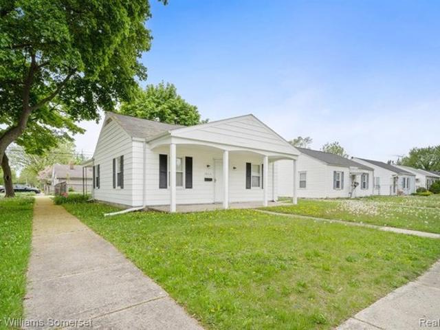 19214 Roscommon St, Harper Woods, MI 48225