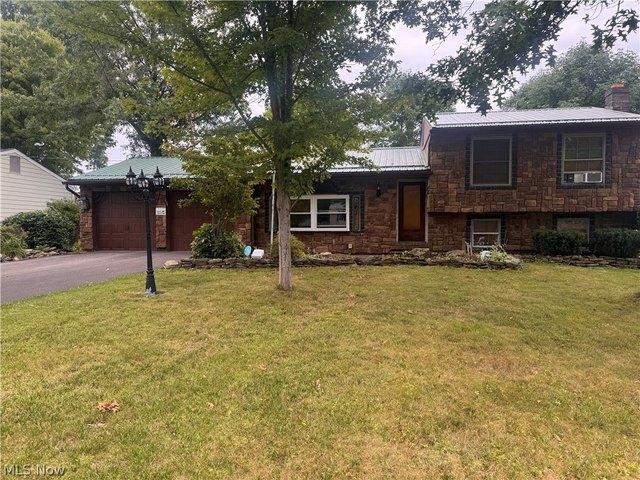 1921 Birch Trace Dr, Austintown, OH 44515