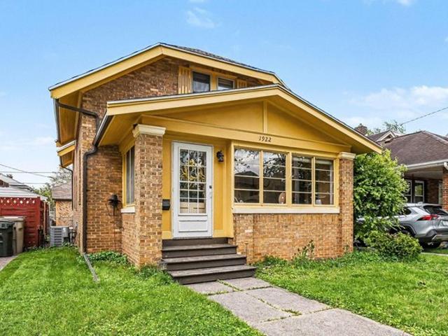 1922 Beverly Pl, South Bend, IN 46616