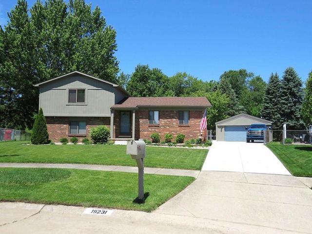 19231 Cooper St, Clinton Township, MI 48038