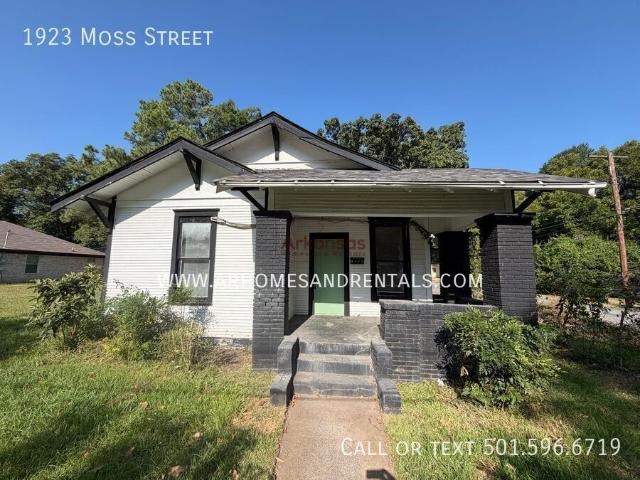 1923 Moss Street | 3 Bedrooms | 1 Bathroom ~ 1/2 Off Month's Rent!
