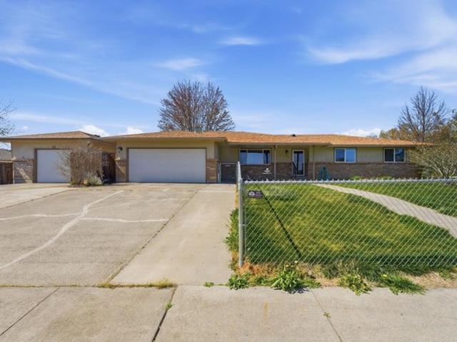 1923 Hummingbird Ln, West Richland, WA 99353