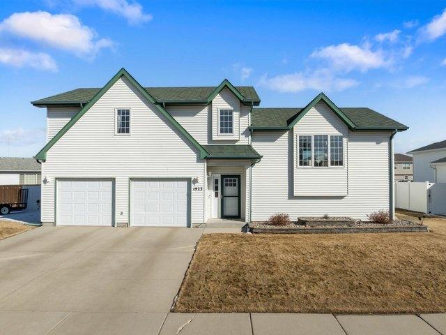 1923 25th St SW, Minot, ND 58701