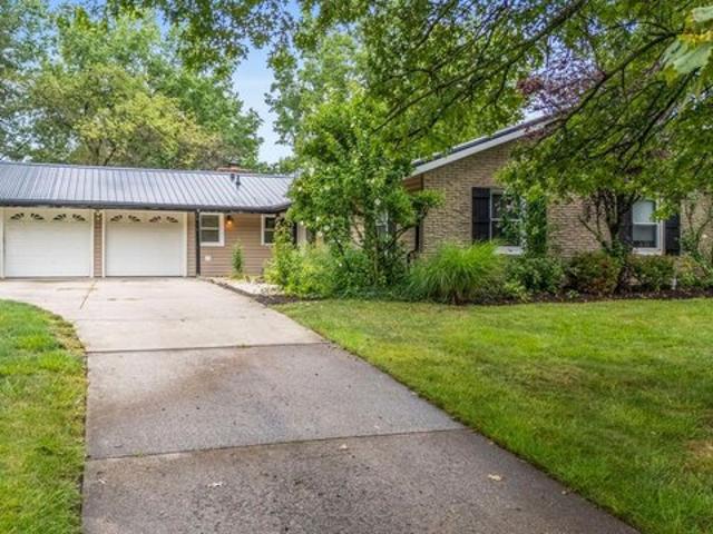 192 Greenbriar Dr, Aurora, OH 44202
