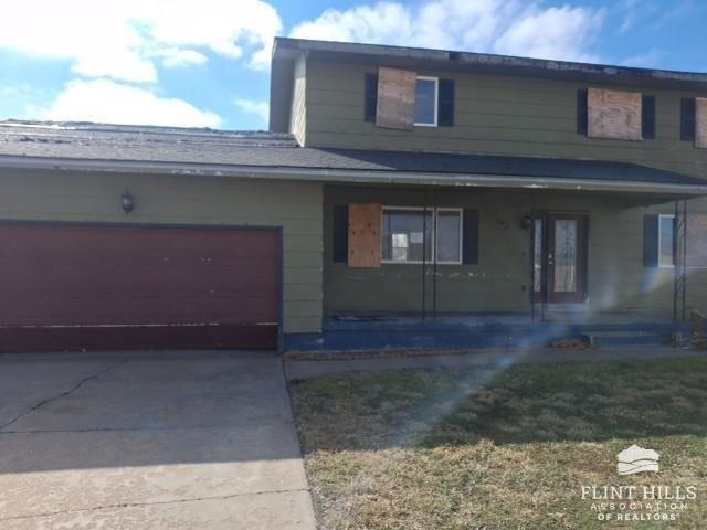 192 E Amy Ave, Russell, KS 67665