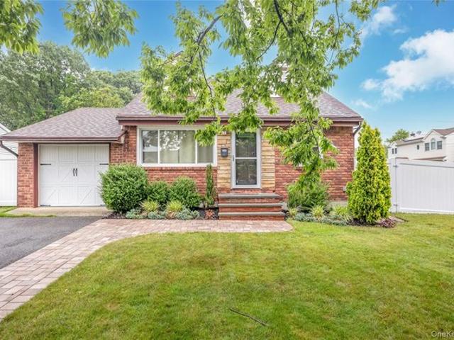 192 Sycamore Ave, Bethpage, NY 11714