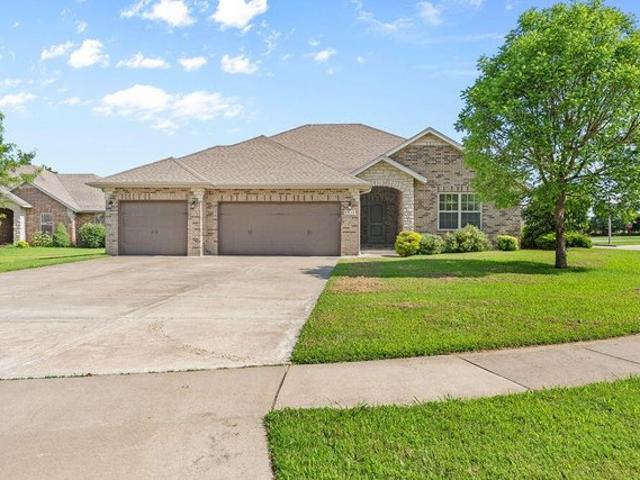 1935 N Pavilion Pl, Strafford, MO 65757
