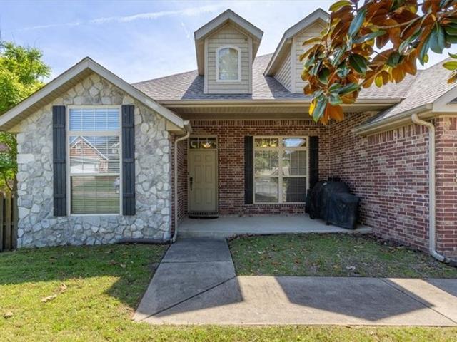 1939 N Batsford Dr, Fayetteville, AR 72704