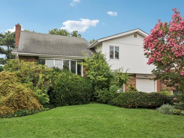 1939 Leonard Ln, Merrick, NY 11566