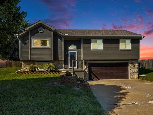 19306 Corbyn Ln, Smithville, MO 64089