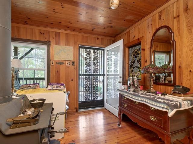 1932 Holly Creek Rd