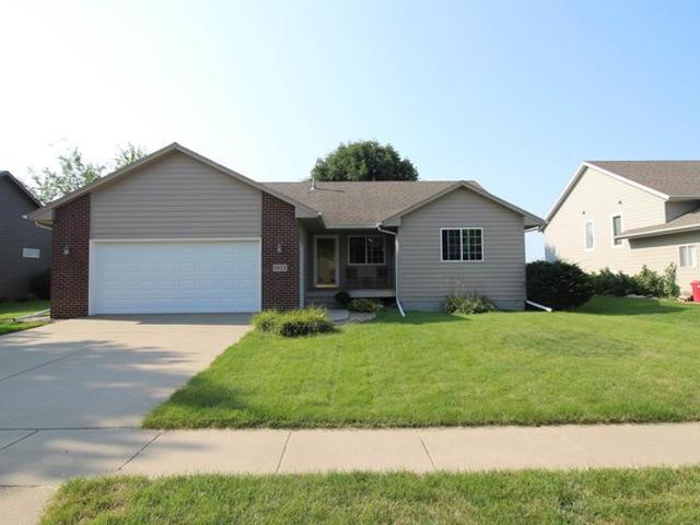 1933 E 63rd St, Sioux Falls, SD 57108