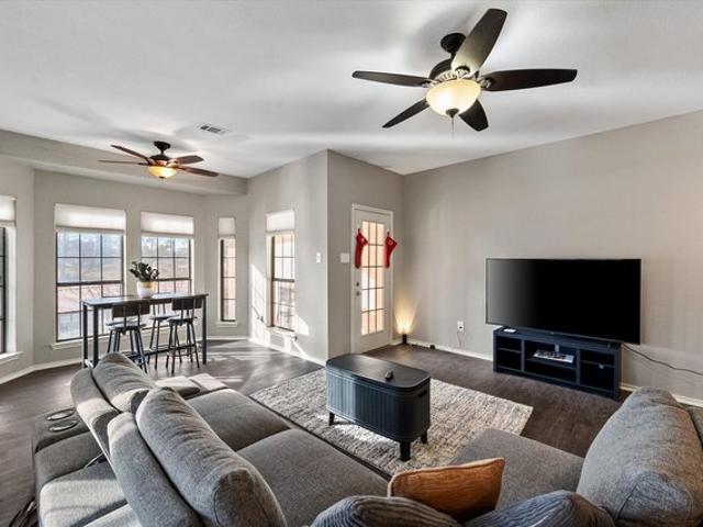 1933 Island Cir Apt A201, Tool, TX 75143