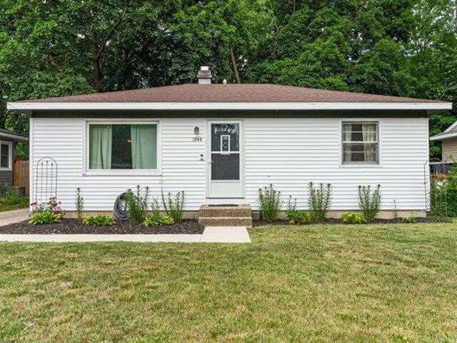 1944 Oakcliff Dr NE, Grand Rapids, MI 49525