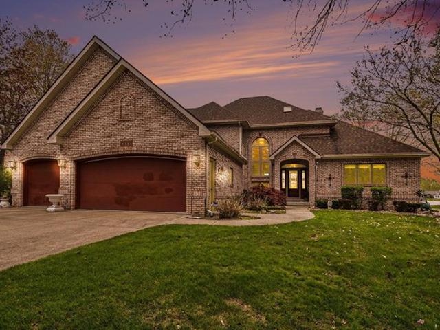 1944 E Lake Circle Dr, Saginaw, MI 48609