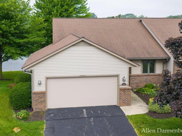 1946 Lakeview Dr, Zeeland, MI 49464