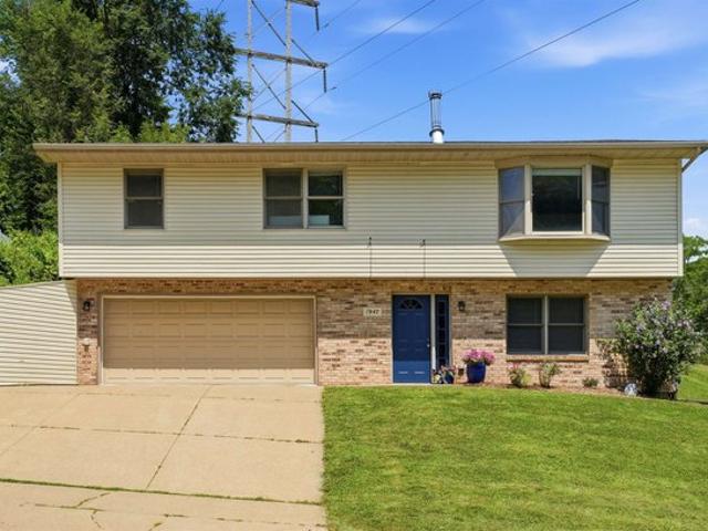 1947 Amelia Dr, Dubuque, IA 52001