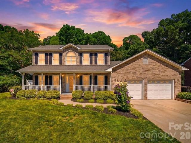 1948 Twin Ponds Dr, Hickory, NC 28602