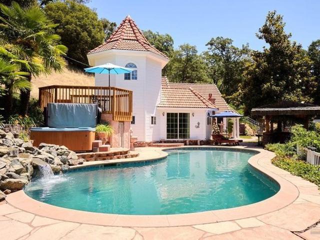 19400 Scenic Dr, Redwood Valley, CA 95470