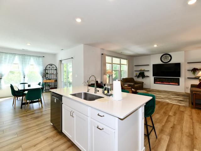 19406 Honeylocust Glen