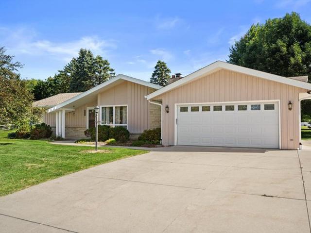 1940 S Parkwood Ln, New Berlin, WI 53151