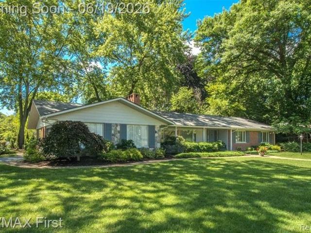 19415 Riverside Dr, Beverly Hills, MI 48025