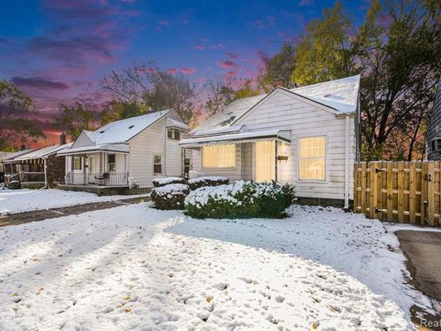 19418 Kingsville St, Harper Woods, MI 48225