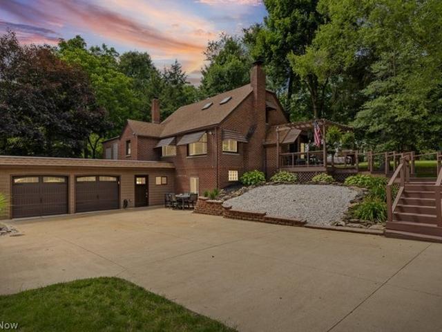 1942 Edwards Dr, Akron, OH 44306