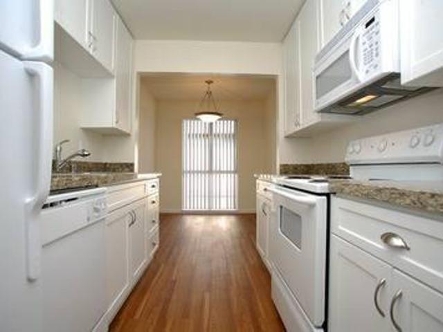$1943 / 1br 712ft² Ground floor 1br with large patio, W/D