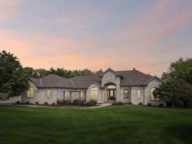 194 Crooked Stick Pass, North Prairie, WI 53153