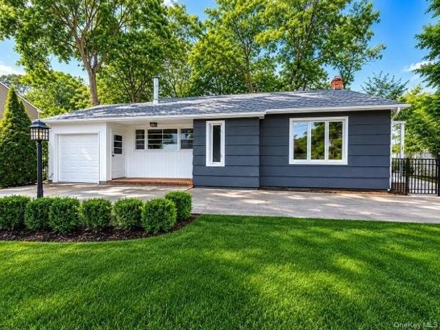 194 Phyllis Dr, Patchogue, NY 11772