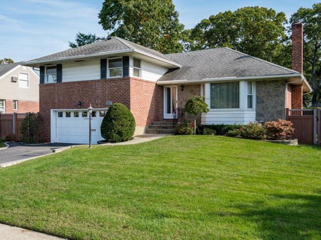 194 Rhododendron Dr, Westbury, NY 11590