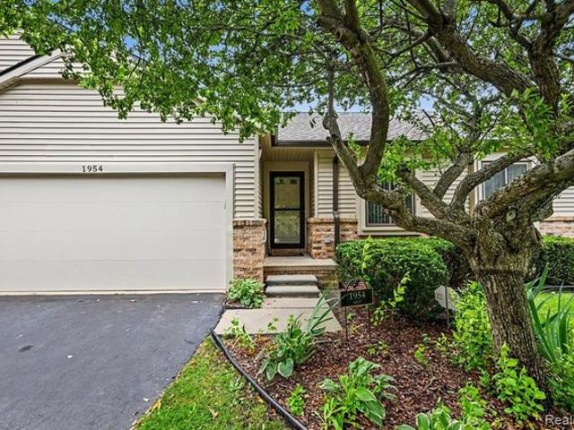 1954 Ash Ct, Waterford Township, MI 48328