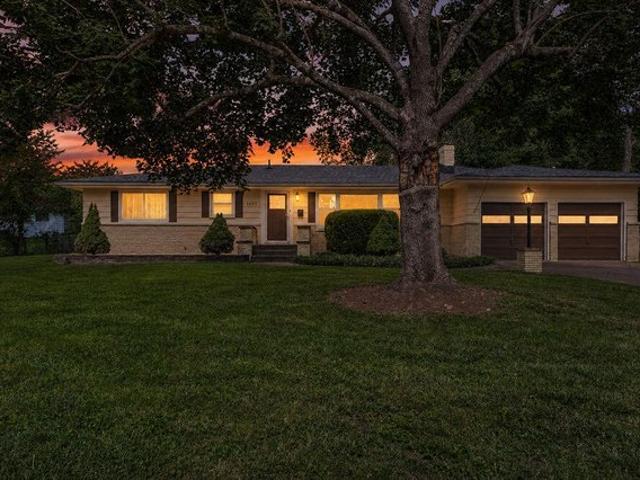 1955 S Valleyroad Ave, Springfield, MO 65804