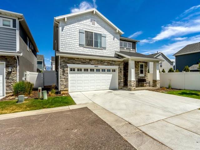 1955 W Parkview Dr, Syracuse, UT 84075