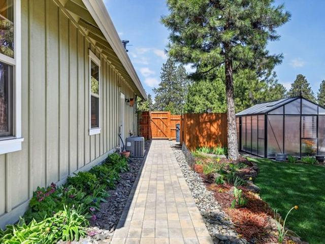 19563 Apache Rd, Bend, OR 97702